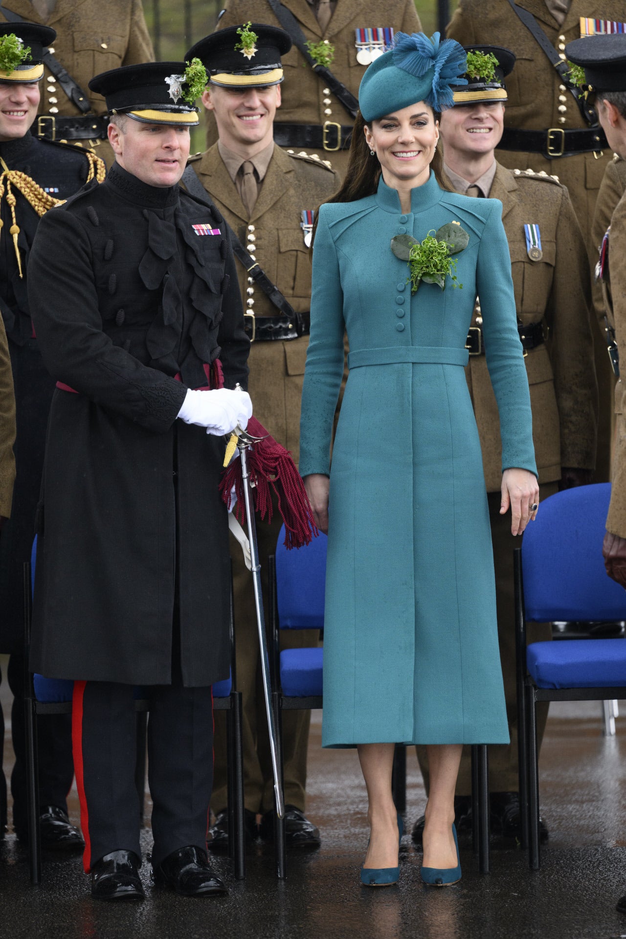 moda: Nos hemos enamorado del abrigo verde y el tocado a juego de Kate ...