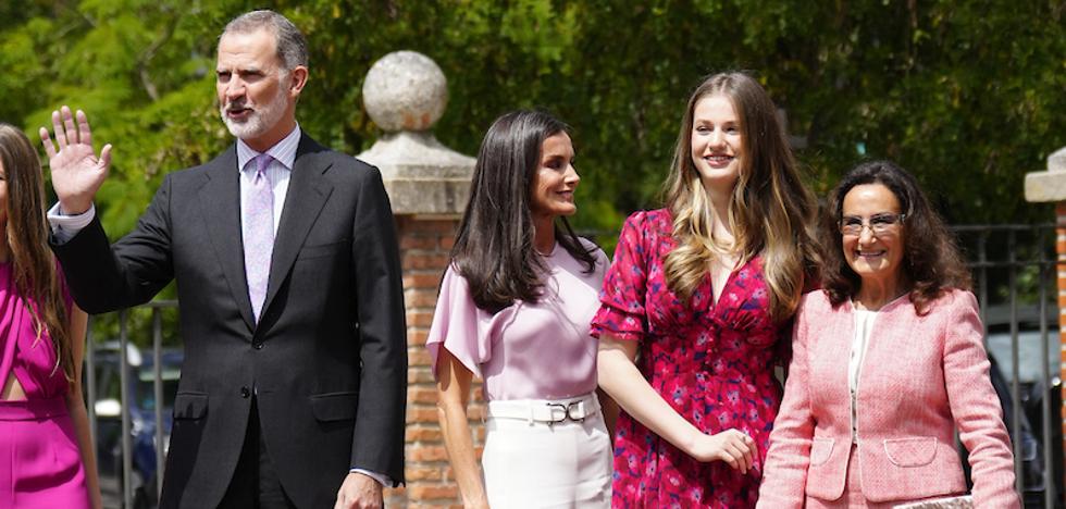Paloma Rocasolano, de rosa, a juego con Sofía y Leonor | Mujerhoy
