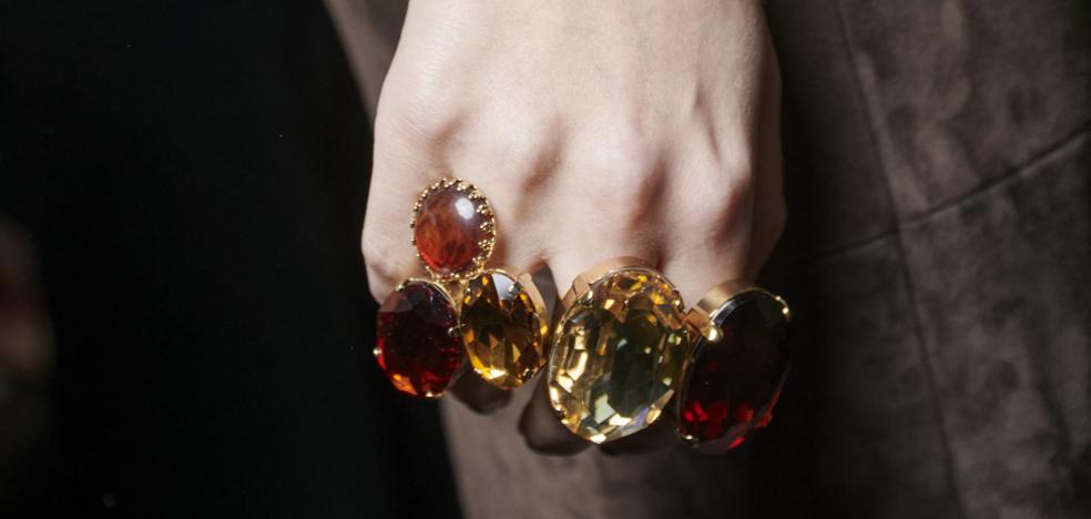 Anillos XXL: la nueva moda de llevar joyería de gran tamaño | Mujerhoy