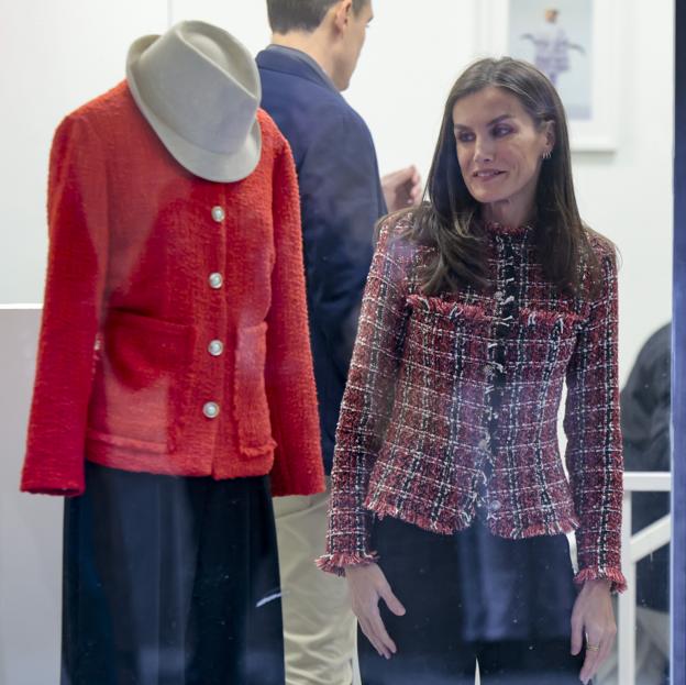 La reina Letizia estrena la chaqueta de entretiempo perfecta | Mujerhoy
