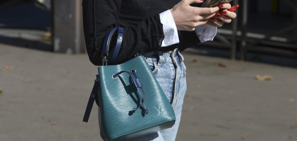 Este es el bolso en azul con diseño made in Spain que no para de ...