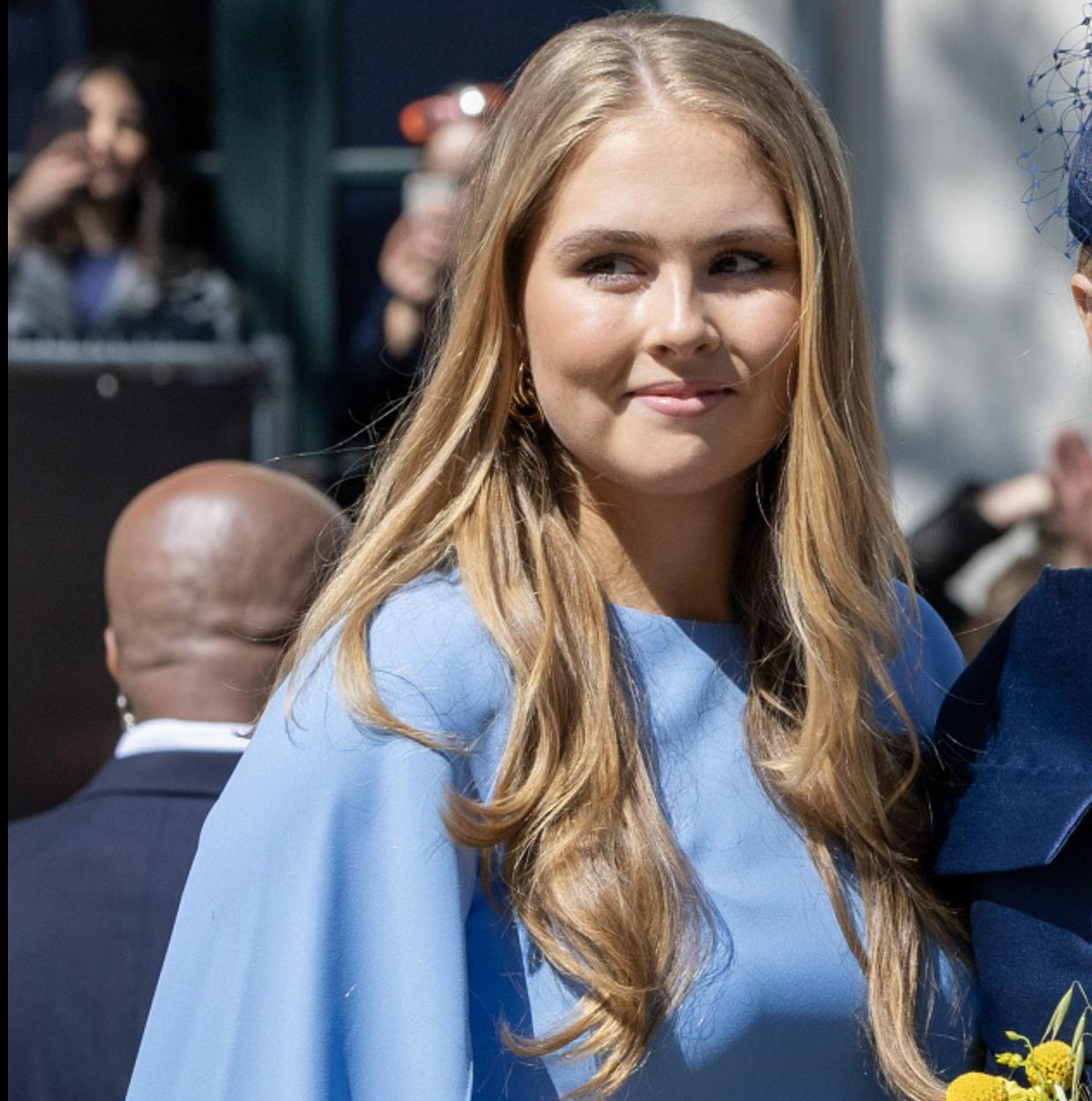 Amalia de Holanda, enseña las piernas por primera vez con vestido corto ...